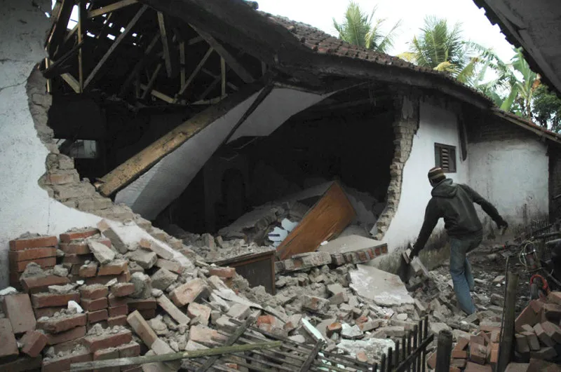 1 Killed as Earthquake Strikes Indonesia’s Java
