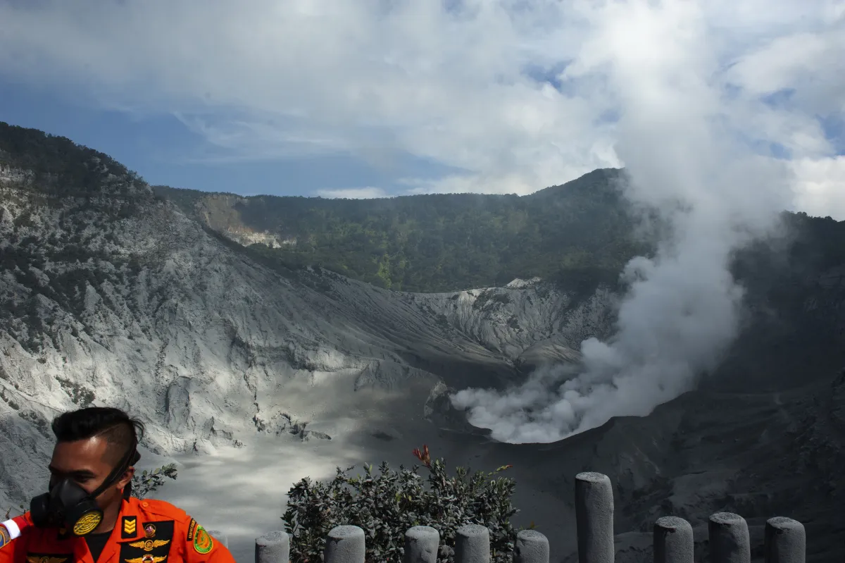 صحيفة الشرق الأوسط - Endonezya’da Tangkuban Perahu yanardağı 200 metre ...