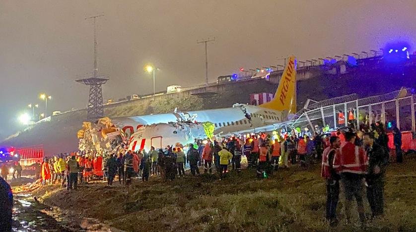 Sabiha Gökçen Havalimanı'nda uçak pistten çıktı: 3 ölü