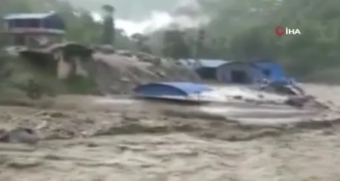 Nepal'de toprak kaymalarında ölü sayısı 22'ye yükseldi