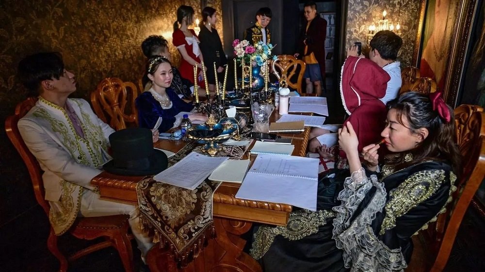 Young Chinese Escape Reality to Ask: 'Whodunnit?'