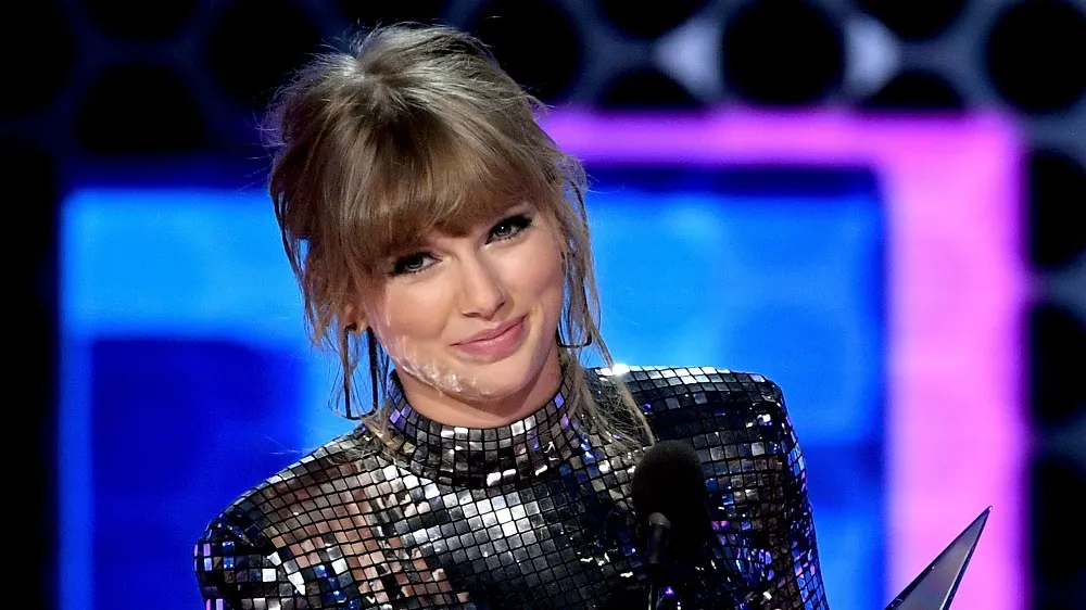 Taylor Swift Voted Artist of Year for 6th Time at American Music Awards