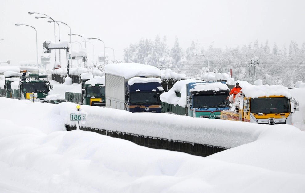 Heavy Snowfall in Japan Traps 1,000 Vehicles
