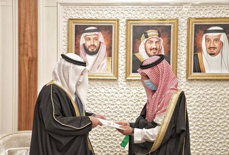 King Salman Receives Written Message from Emir of Kuwait