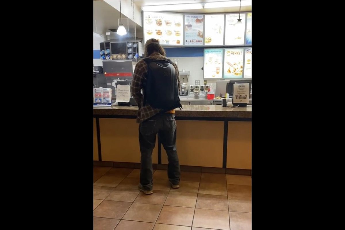 Restoranda maske takması istenince kasaya işedi