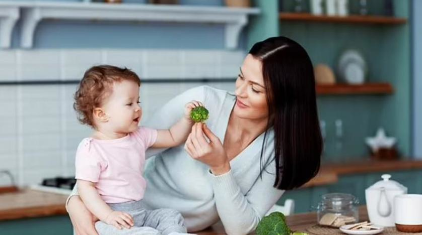 Çocuğunuza sağlıklı yiyecekleri yedirmek için basit bir numara: Gülümsemek
