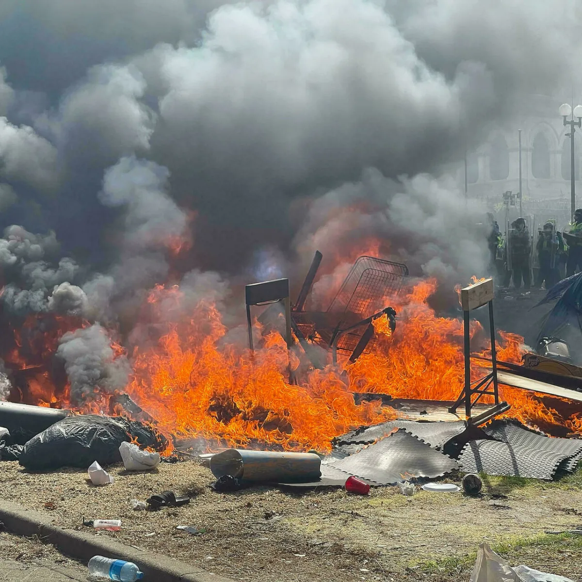 New Zealand Protesters Burn Camp after Riot Police Move In