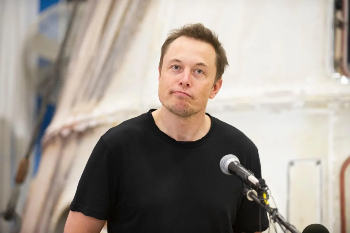 Eski sevgilisi, Elon Musk'ın fotoğraflarını açık artırmaya çıkardı