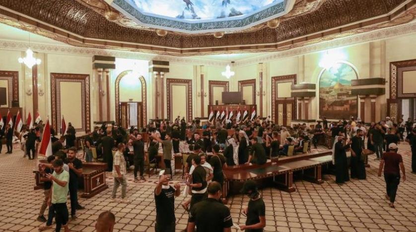 Irak hükümeti, göstericilerin Cumhurbaşkanlığı Sarayı’nı basmasının ...