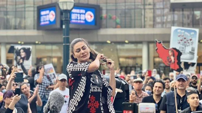 Mahsa Amini’nin ölümüne tepki gösteren İranlılar yurtdışında bir araya ...