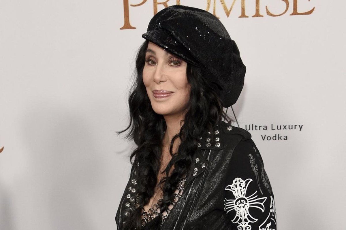 40 yaş küçük sevgilisi hakkında konuşan Cher: Aşk matematikten anlamaz!