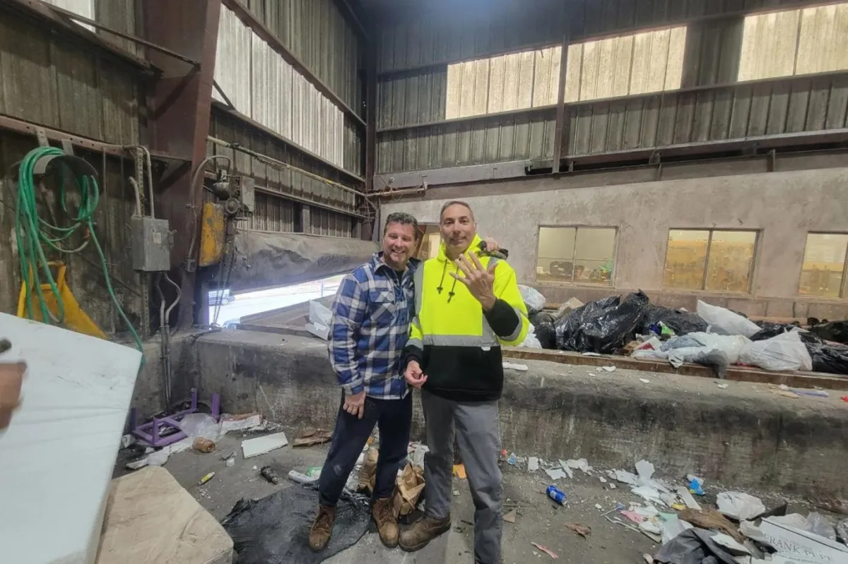 Yanlışlıkla attığı elmas yüzükleri 20 ton çöpün arasında buldu