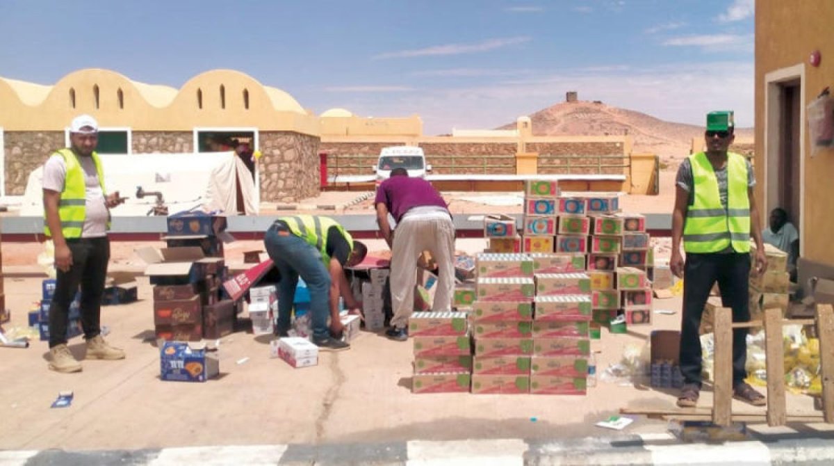 Mısırlılar, sınır kapılarında bekleyenlere yardım ediyor