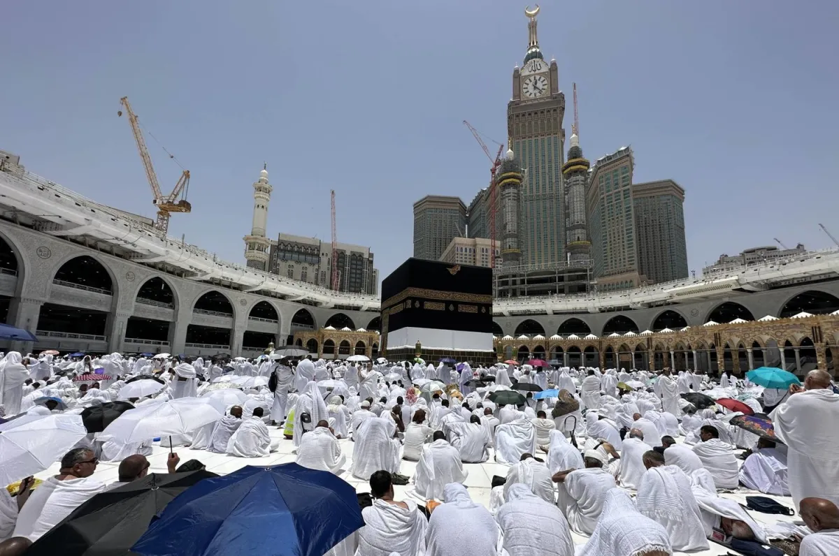 Suudi Arabistan aşırı sıcaklara karşı yolları soğutuyor