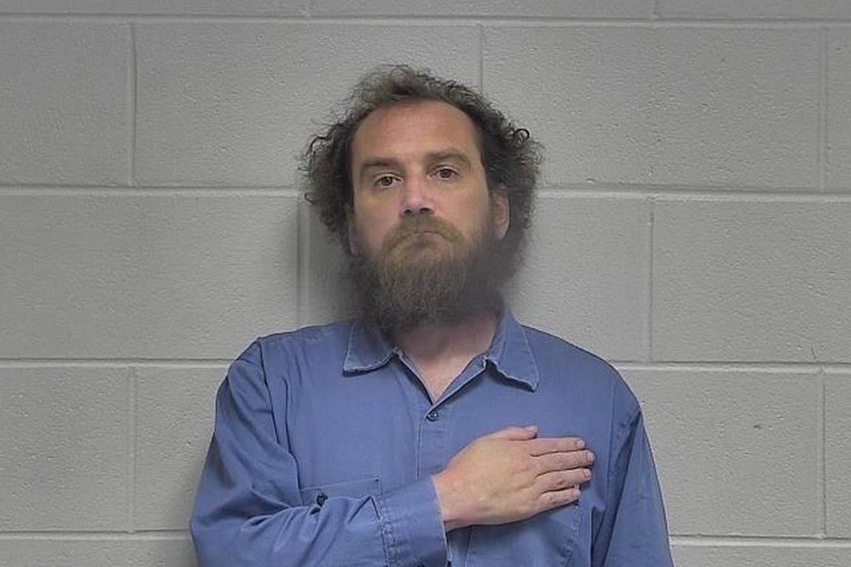 40 kafatası ve omurilikle yakalanan adamın evini "süslediği" tespit edildi