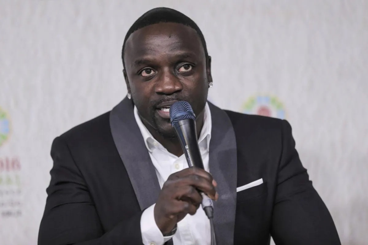 Akon bir zamanlar canı sıkıldığında Afrikalı bir prens olduğu yalanını ...