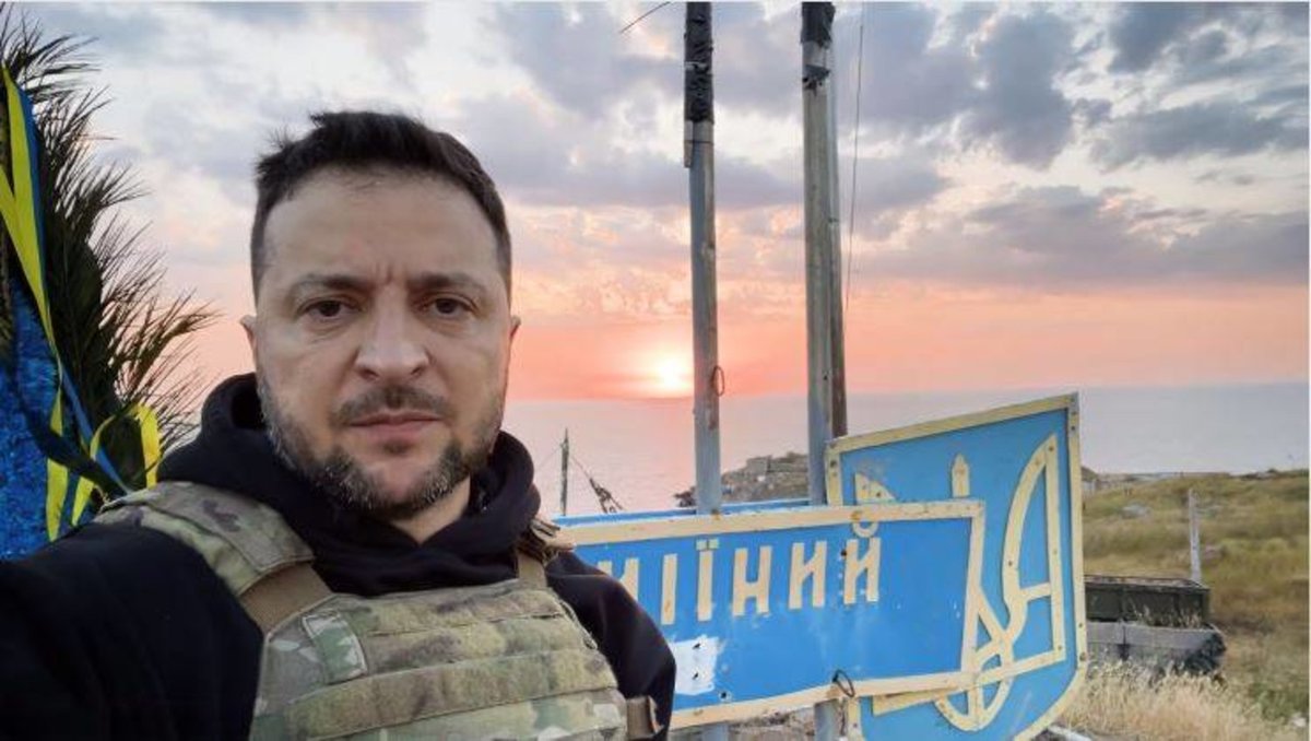 Zelenskiy, bir yıl önce Ruslardan kurtarılan Yılan Adası'nı ziyaret etti