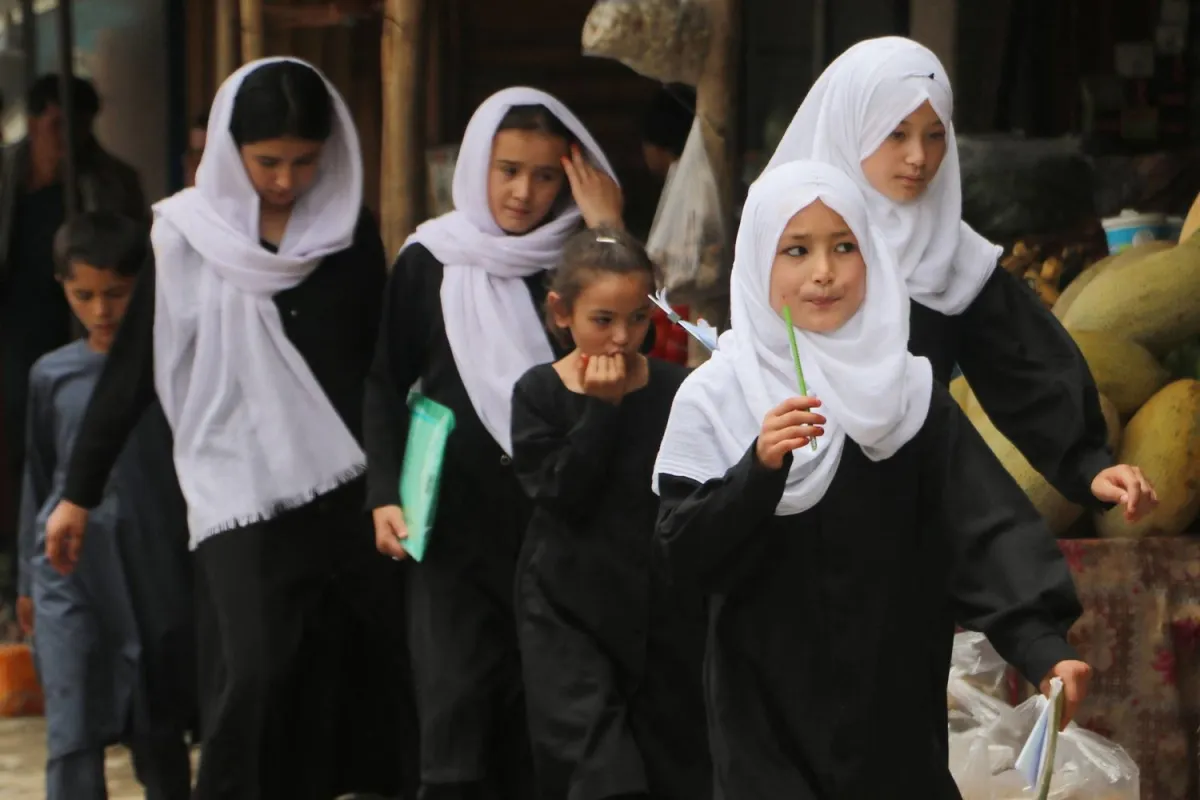 Taliban’ın kadınların Band-e-Amir Ulusal Parkı’nı ziyaret etmesini ...