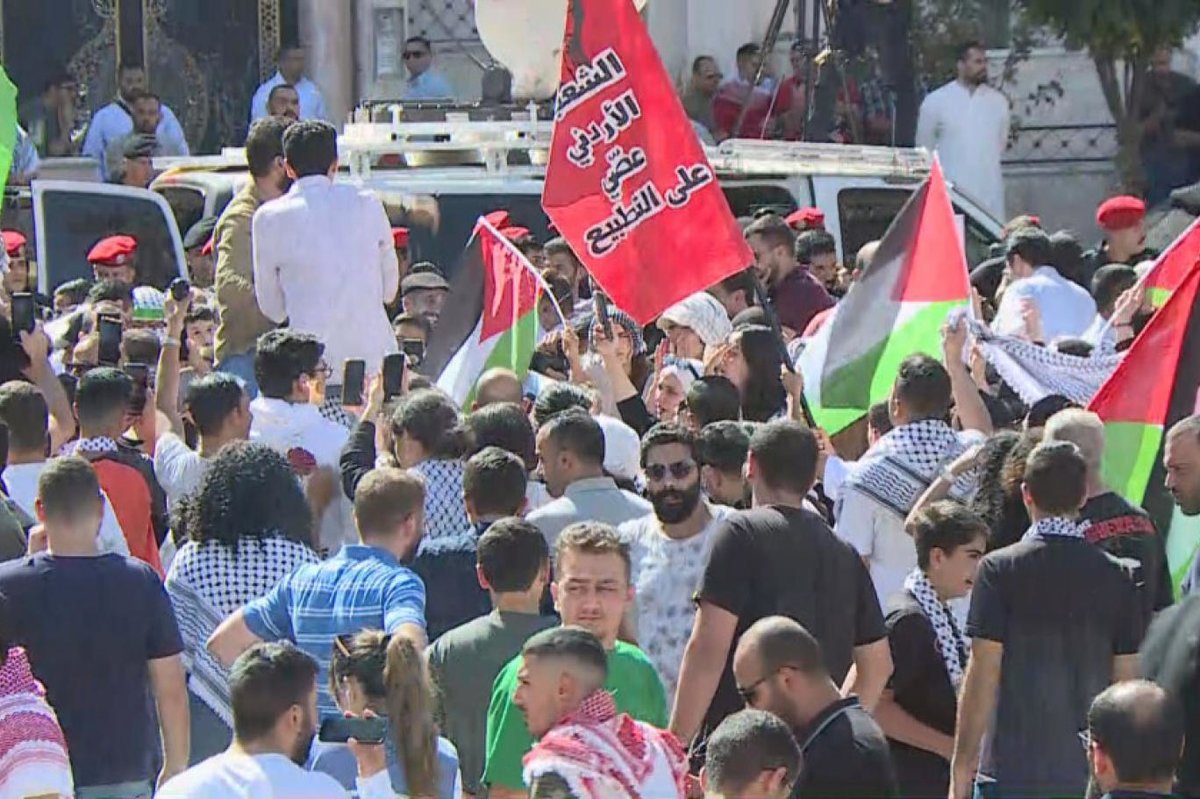 Ürdünlüler Gazze'ye destek için İsrail büyükelçiliği önünde ve Tel Aviv ...