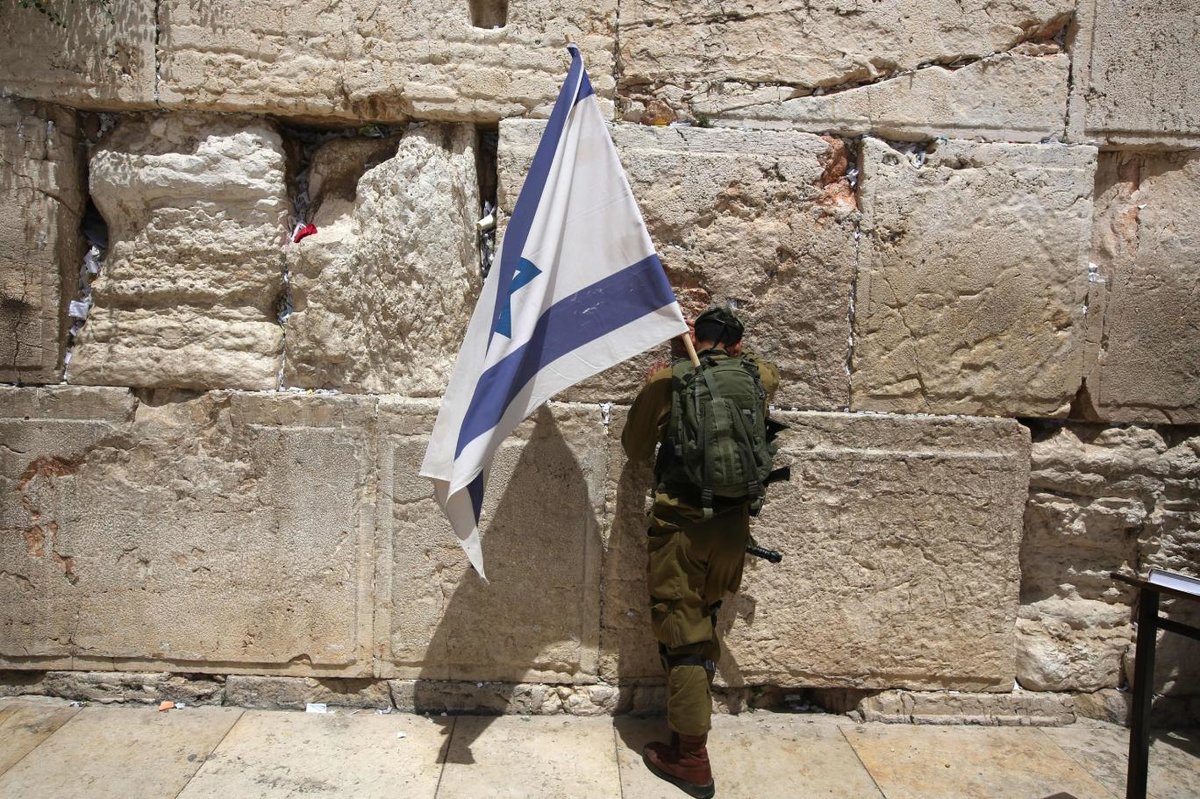 İsrail'in Güney Kıbrıs Rum Yönetimi'ndeki büyükelçiliğinin yakınına el ...