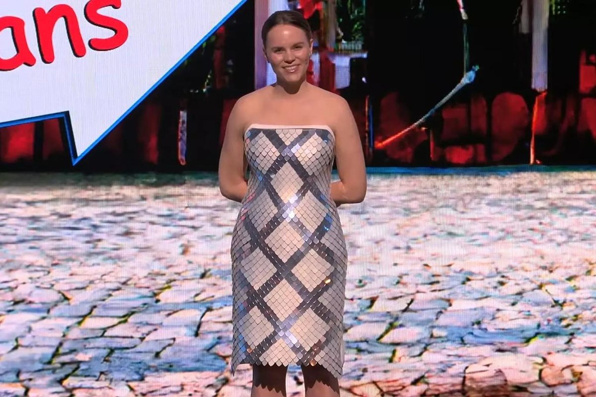 Desen değiştiren fütüristik elbise tanıtıldı