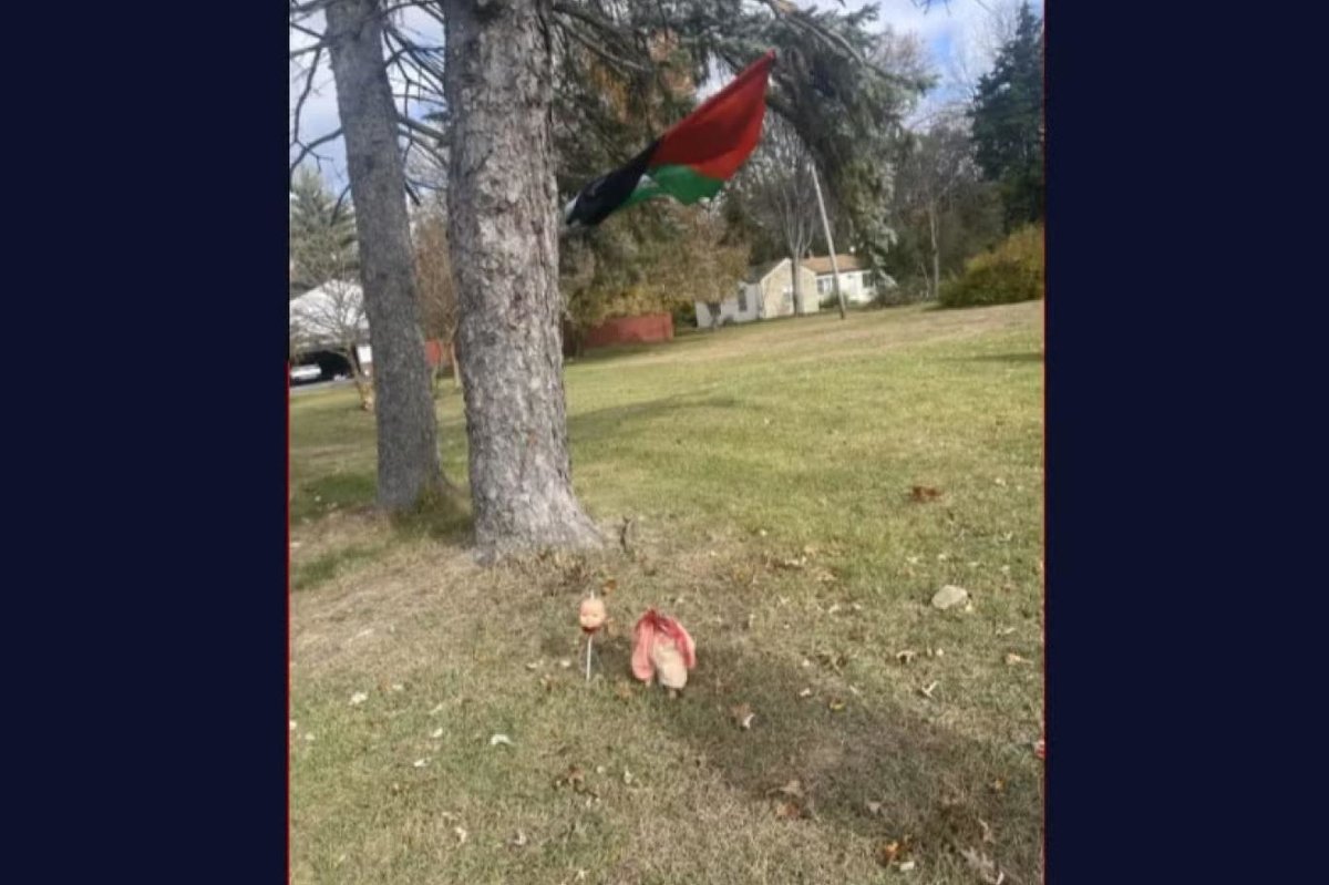 ABD'de Filistin bayrağının altına başı kesik oyuncak bebek bırakıldı