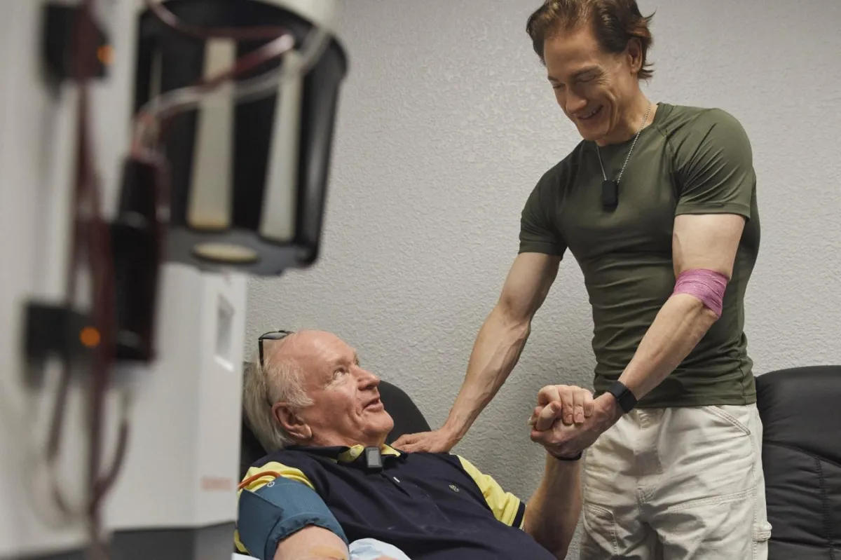 Teknoloji milyoneri, kanını verdiği babasının 25 yaş gençleştiğini ...