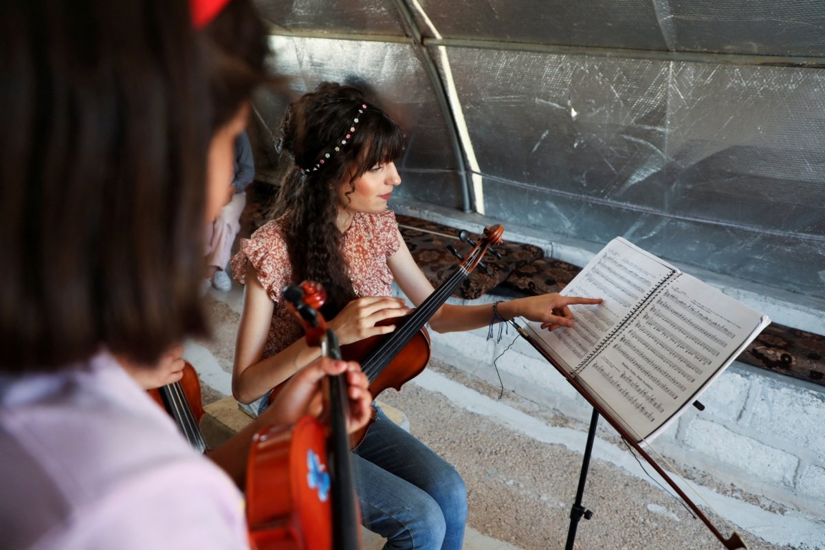 Suriyeli Kürtler bir asırlık yasağın ardından kültürlerini yeniden ...