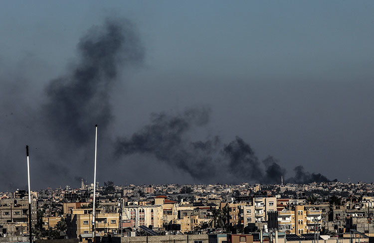 İsrail ordusunun, İsrailli esirleri beyaz bayrak taşıdıkları halde ...