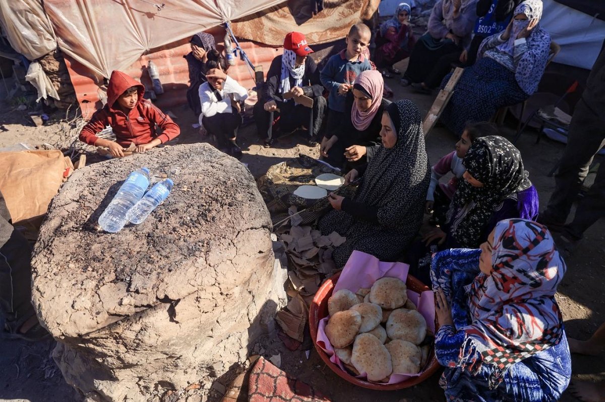 Gazze’de ekmek yapmak için el yapımı fırınlar kullanılıyor