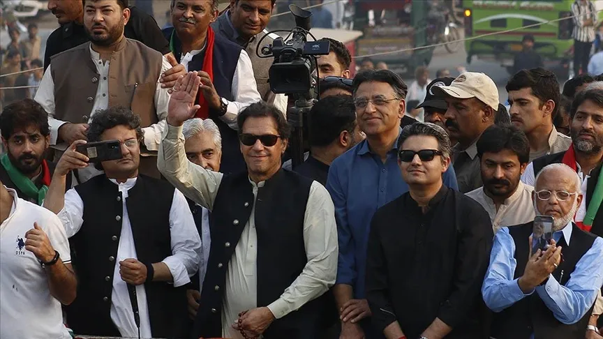 Pakistan'da İmran Han'dan Başbakan Şerif'e karşı "güven oylaması" adımı