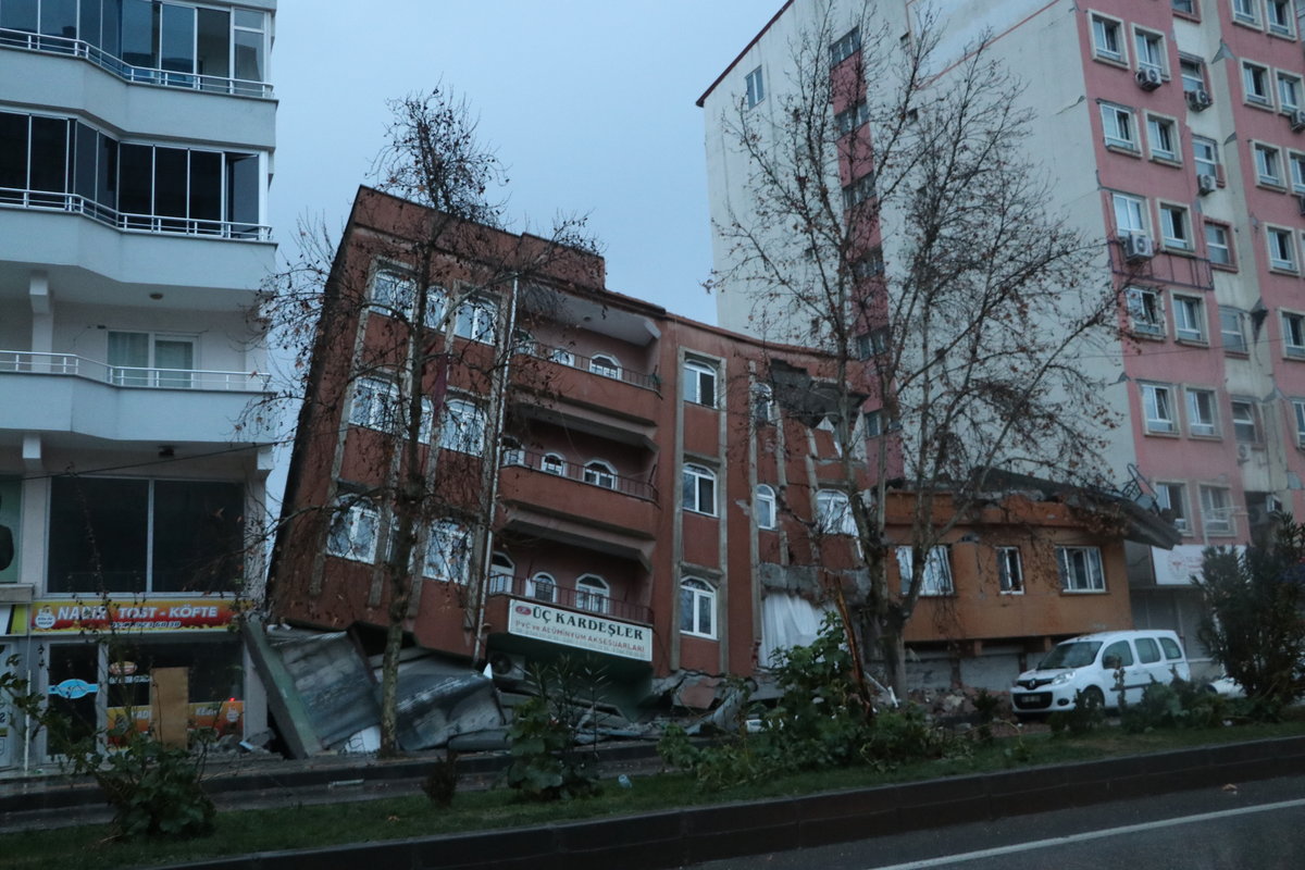 AFAD, Kahramanmaraş merkezli depremin büyüklüğünü 7,7 olarak revize etti