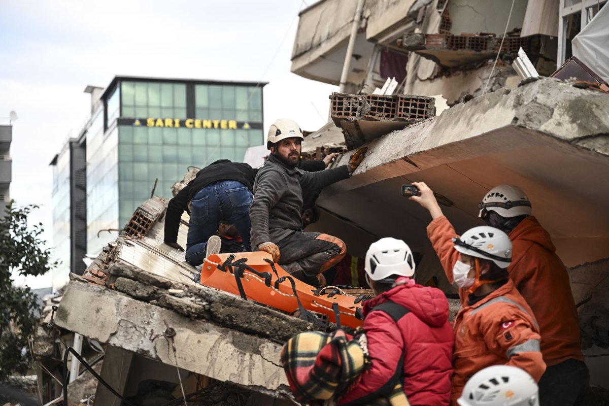 Tunus, Türkiye ile Suriye’ye insani yardım ve arama kurtarma ekibi gönderdi