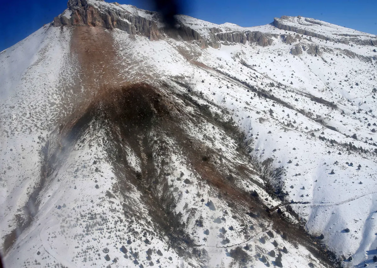 Depremler sonrası duman çıktığı ihbarı yapılan Göksun'daki dağ incelendi