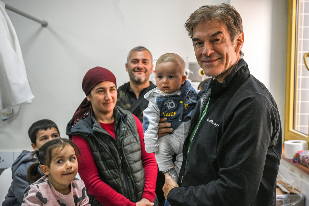 Kalp cerrahı Dr. Mehmet Öz Hatay'da hastanede yatan depremzedeleri ...