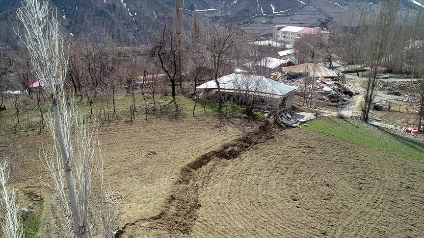 Adıyaman'da fay hattındaki köyün bir kısmı depremle yükseldi