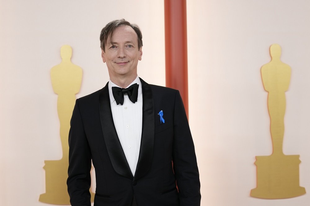 The Meaning behind the Blue Ribbons Worn at the Oscars: Support Refugees