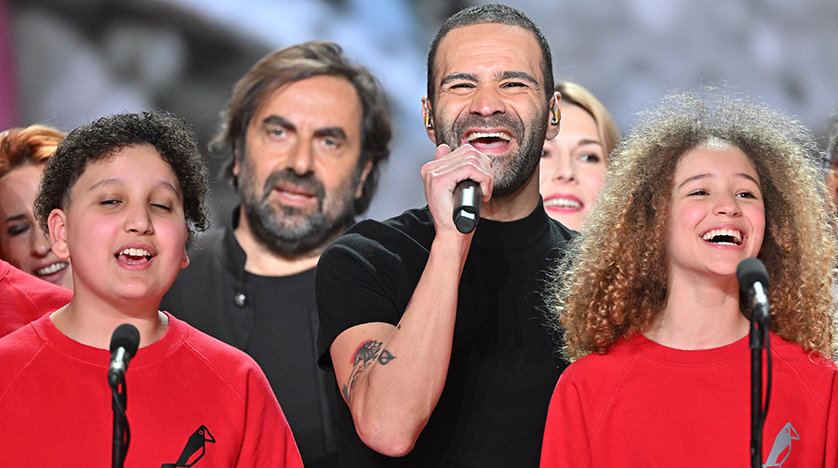 Paris'te dünyaca ünlü sanatçılar Türkiye ve Suriye'deki depremzedeler ...