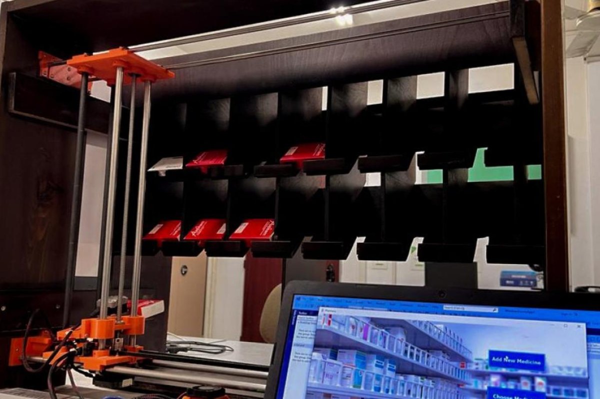Gazze'deki tek akıllı eczane, becerileriyle dikkat çekiyor