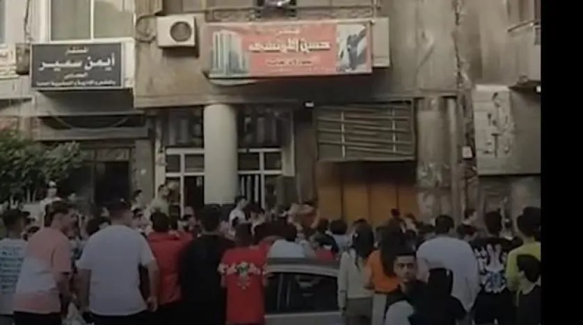 Mısırlı bir mühendis balkondan bayram harçlığı dağıtma tartışmasını ...