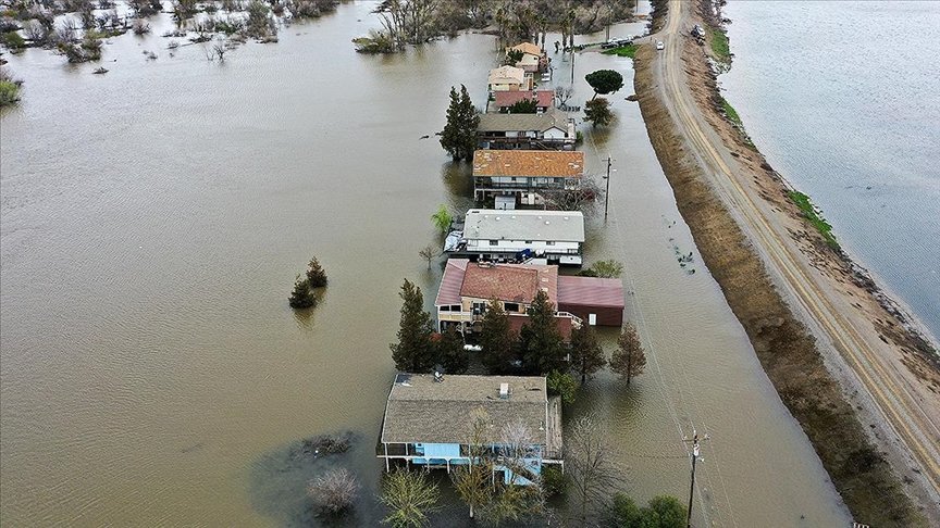California'da "atmosferik nehir" etkisiyle oluşan yağışlar, sel ve ...