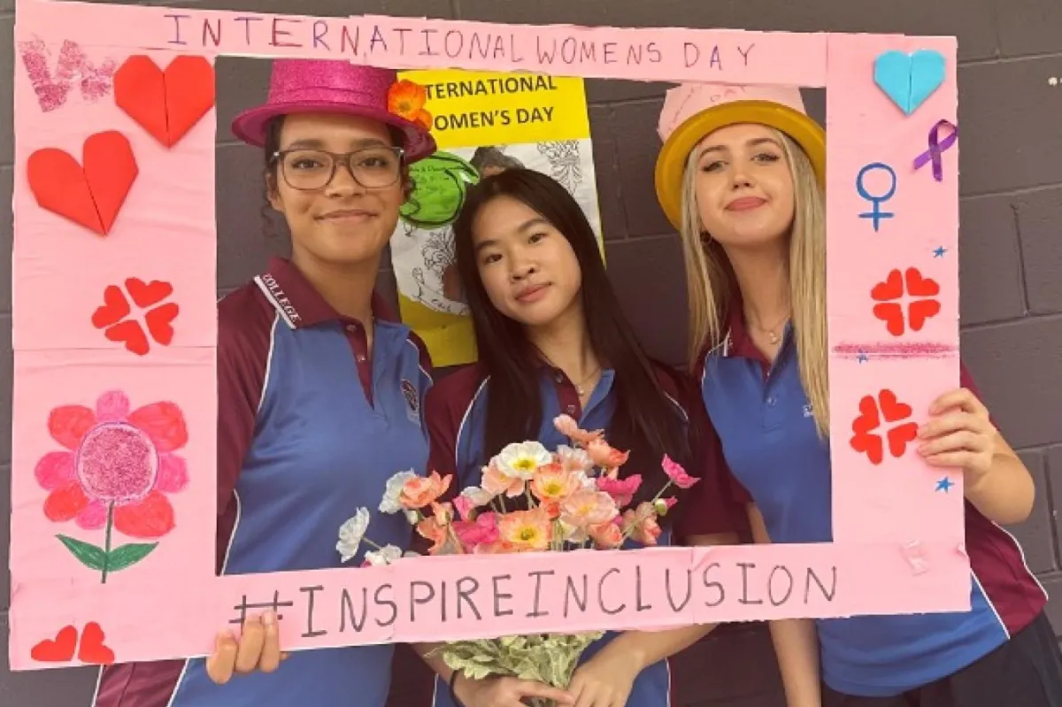 Dünya Kadınlar Günü'nü bez değiştirme oyunuyla kutlayan okul tepki çekti