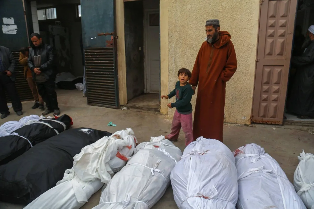 İsrail’in Gazze merkezindeki Deyr el-Balah’ta bir eve saldırması sonucu ...