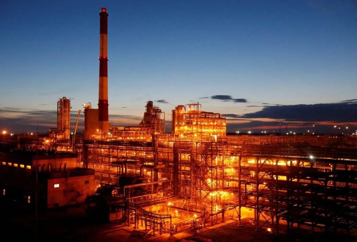 Fire at Russian Oil Refinery Causes Deaths, Injuries