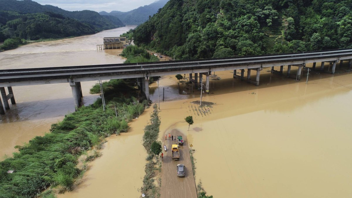 Southern China Faces Heavy Floods, and Landslides Kill at Least 9 Southern China Faces Heavy Floods, and Landslides Kill at Least 9