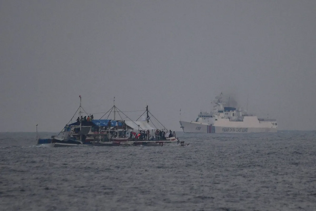 Filipin donanması ve Çin sahil güvenliğine ait gemiler çarpıştı