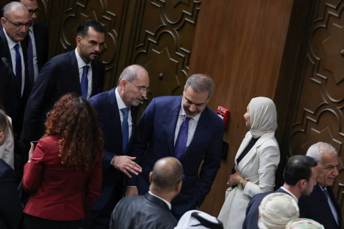 Mikdad, Türk mevkidaşının konuşması sırasında salonu terk etmekle ...