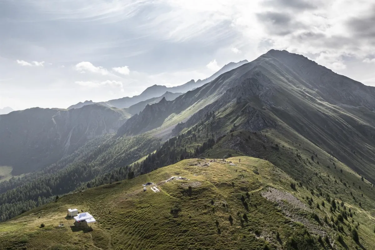 Alpler'in tepesinde gizlenen Roma askeri kampı ortaya çıkarıldı