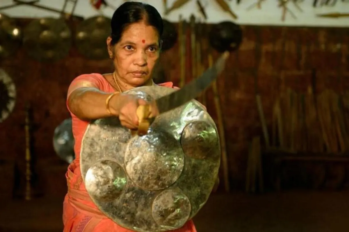 "Kılıçlı büyükanne" 82 yaşında Kalaripayat dersi veriyor